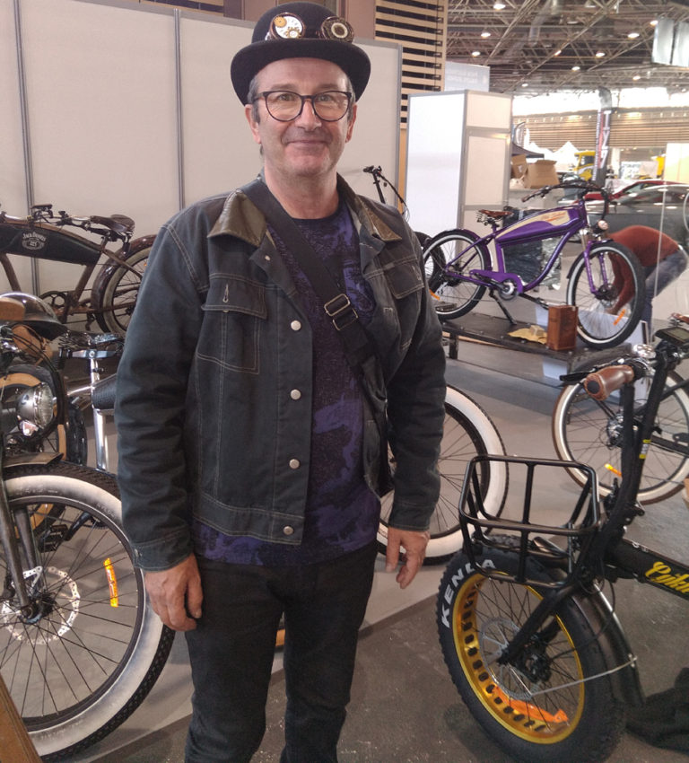 Peintre aérographe sur le stand vélos électrique The Cykle salon de l ...